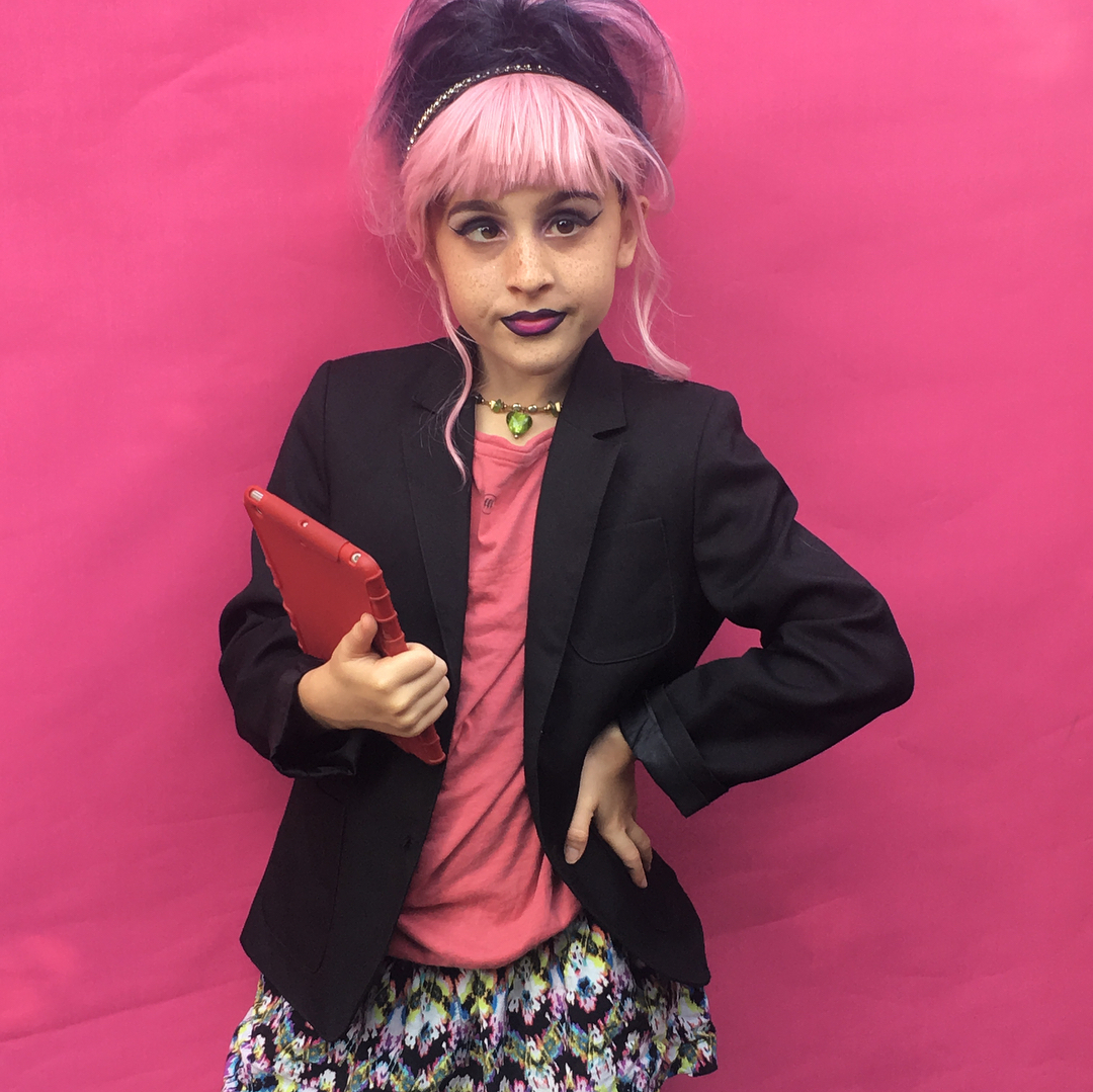 11 éves kisfiú drag queenként pózol fotóin